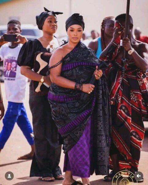 Ghana : Une Rappeuse Devient La Reine Mère Ashanti » Doingbuzz ...